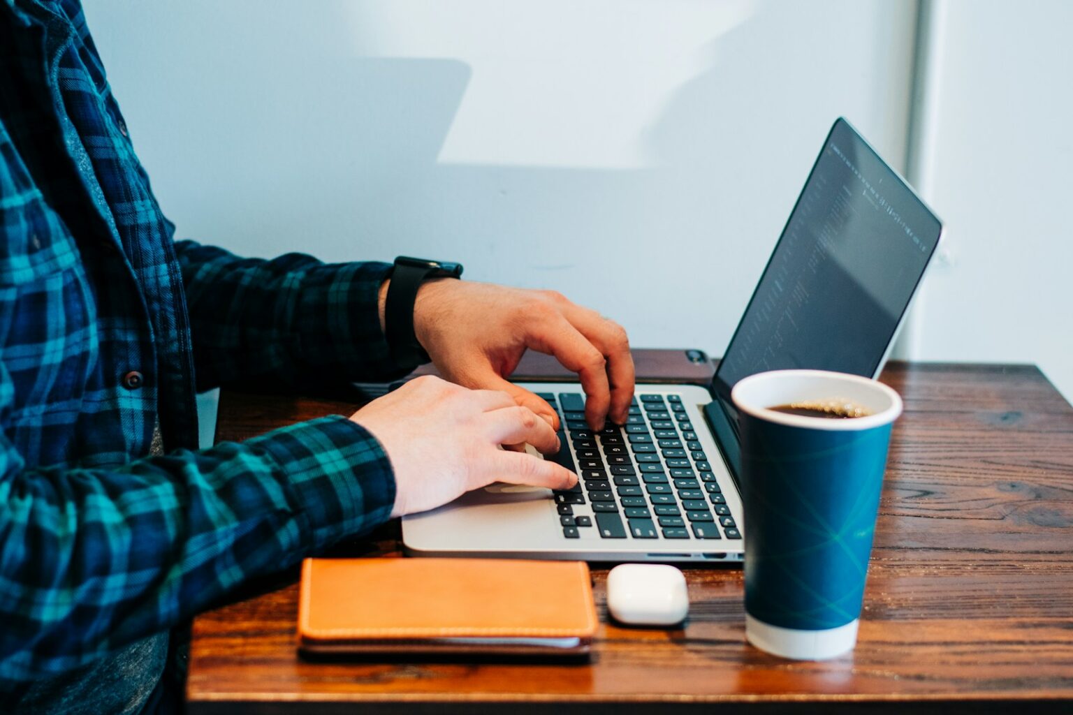 Comment utiliser efficacement la touche maj sur le clavier azerty