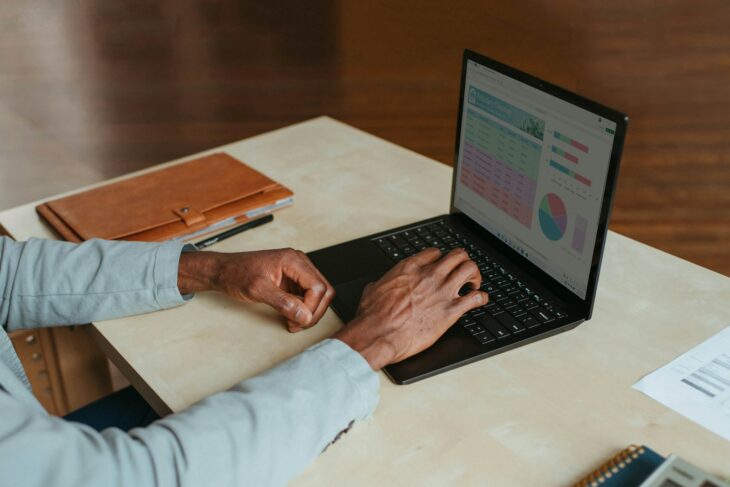 Comment utiliser efficacement la touche maj sur le clavier azerty